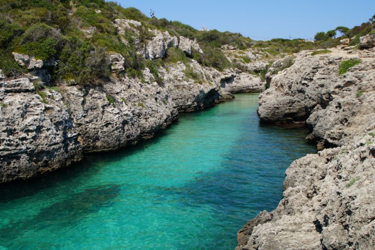 Cala en Brut, una de las mejores calas de rocas de Menorca