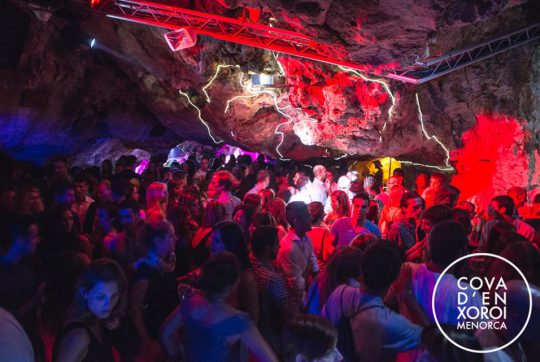 Dónde Salir por Menorca: Discotecas, Vida Nocturna y Diversión