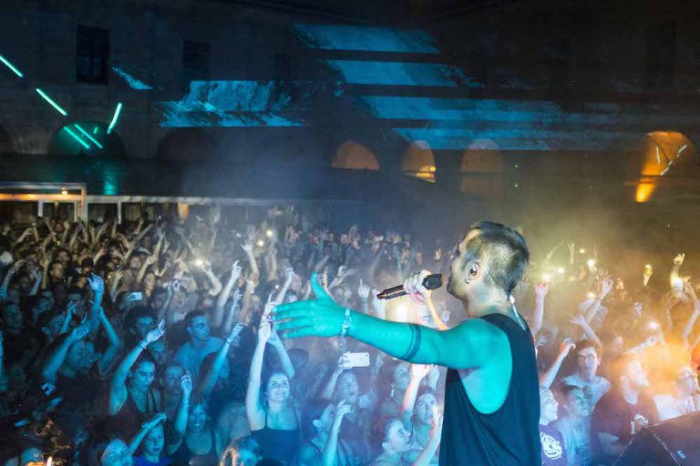 Dónde Salir por Menorca: Discotecas, Vida Nocturna y Diversión